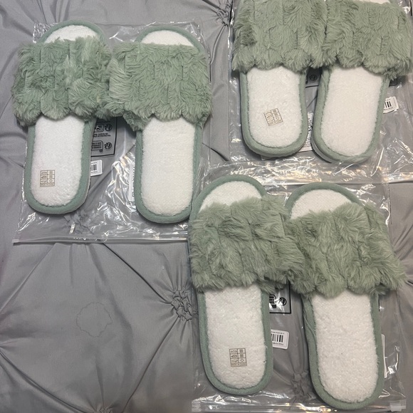 Amazon | Shoes | Nib Fuzzy Green White Slippers 3 Sizes Never Worn ...